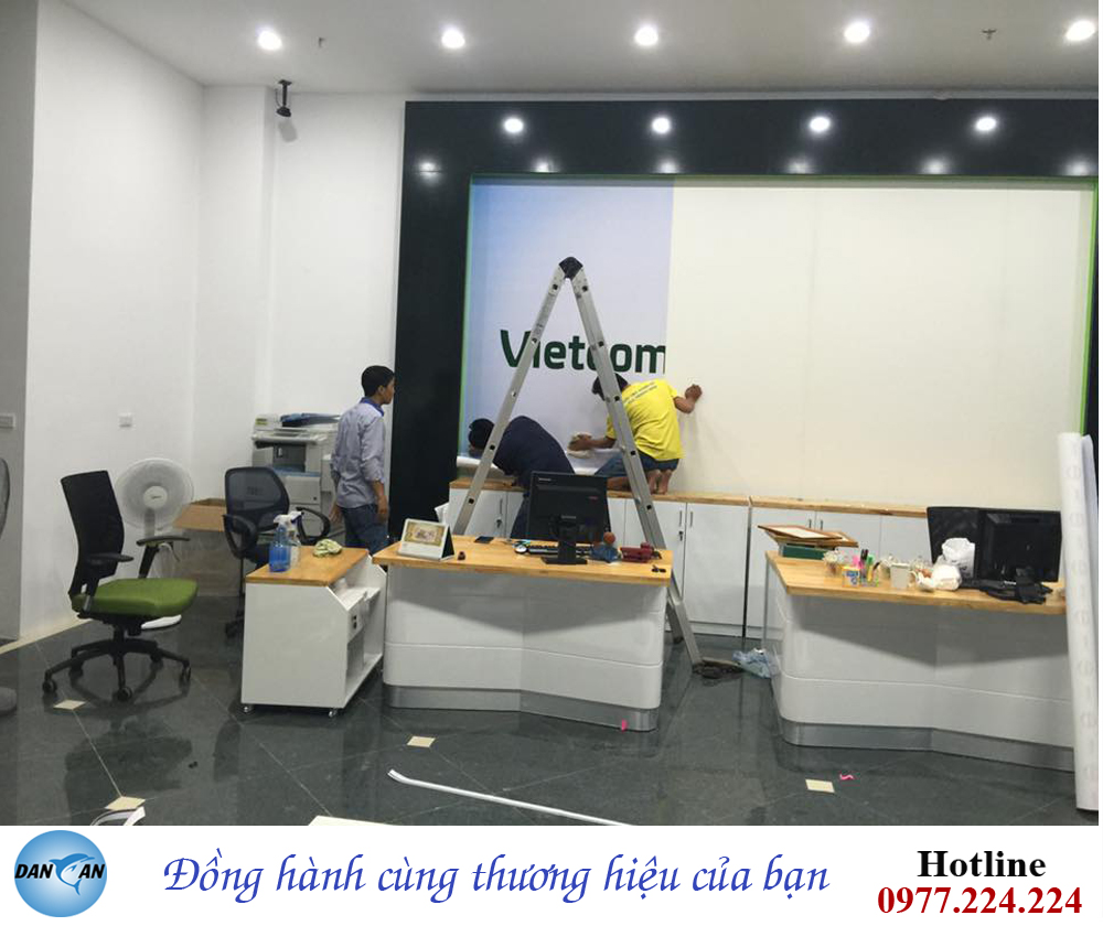 In decal PP cán bóng bồi fomex đẹp như backdrop phòng giao dịch chi ...